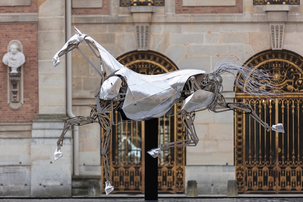 L’Atelier blam installe Zeus, sa sculpture emblématique, au Mont-Saint ...